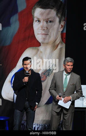 Las Vegas boxing announcer Michael Buffer addresses a packed casino ...