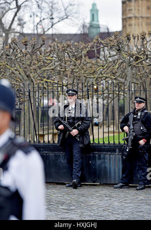 London, England, UK. Armed police officer with a Heckler & Koch MP5 9mm ...