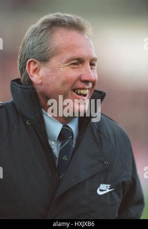 MURRAY KIDD IRELAND RUGBY UNION COACH 21 November 1995 Stock Photo - Alamy