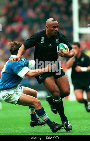 JONAH LOMU & MATT PINI NEW ZEALAND V ITALY 14 October 1999 Stock Photo ...