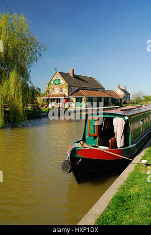 The Barge Inn beside The Kennet and Avon canal at Seend Cleeve ...