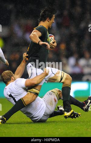 Eben Etzebeth of South Africa and Alex Mann of Wales get into a heated ...