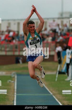 JONATHAN EDWARDS TRIPLE JUMP 03 July 1995 Stock Photo - Alamy