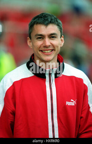 JONATHAN EDWARDS TRIPLE JUMP 01 September 1995 Stock Photo - Alamy
