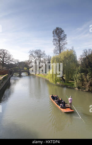 Cambridge, UK. 30th March 2017. UK Weather: Spring sunshine on warm day ...