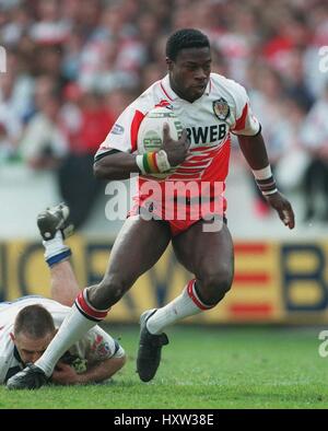 MARTIN OFFIAH WIGAN RLFC 18 April 1995 Stock Photo - Alamy