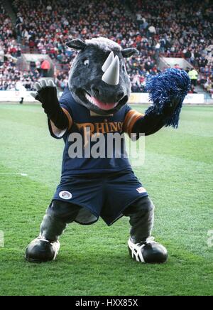 RHINO LEEDS RHINOS MASCOT. 08 April 1997 Stock Photo - Alamy