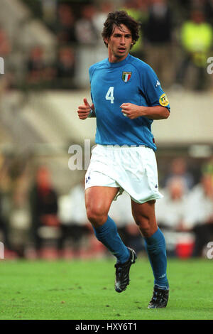 DEMETRIO ALBERTINI ITALY & AC MILAN FC 22 June 1998 Stock Photo - Alamy