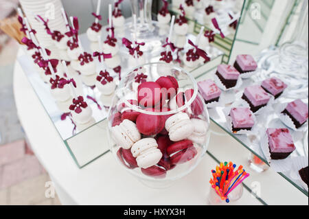 Wedding decorations with different sweets: macarons, cupcakes and ...