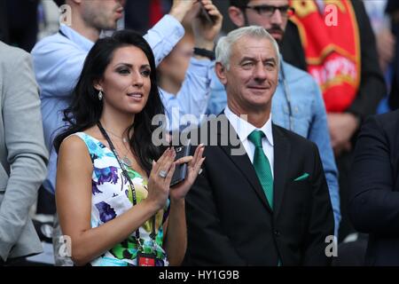 IAN RUSH & WIFE BELGIUM V REPUBLIC OF IRELAND NOUVEAU STADE BORDEAUX ...