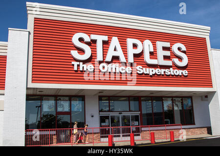 Staples store front Stock Photo - Alamy