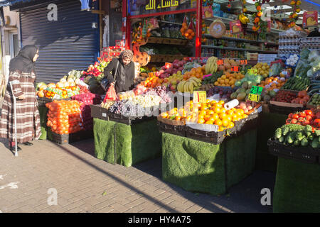 Fruit and vegetables stalls at North End Road street market in Fulham ...