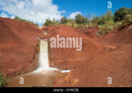 Roadside waterfall in red rocks, Koke'e State Park, Waimea Canyon ...
