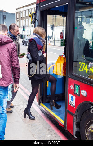 UK PEOPLE BOARDING BUS AT LONDON BRIDGE STATION Stock Photo - Alamy