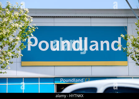 Poundland store sign logo Stock Photo: 175718506 - Alamy