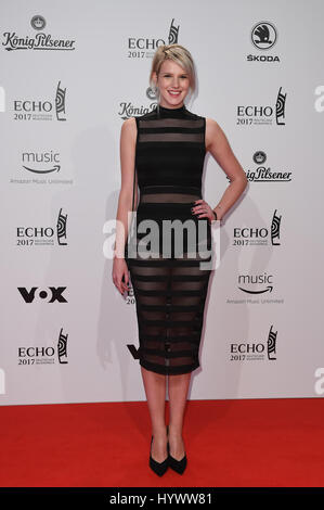 Berlin, Germany. 06th Apr, 2017. Die deutsche Sängerin Oceana kommt am ...