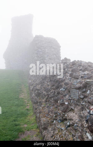 Hadleigh Castle, Hadleigh, Essex, UK. 8th April 2017. UK Weather: Heavy ...