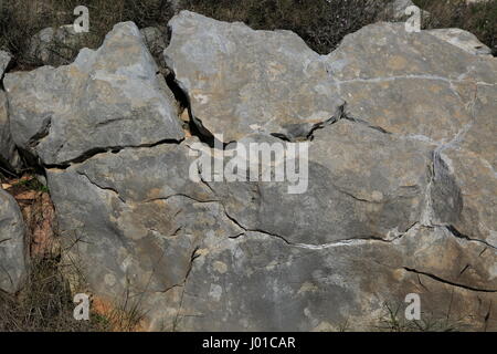 Weathering of carboniferous limestone joints and bedding planes, Vall ...