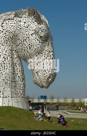 Falkirk, Scotland, United Kingdom. 8th April, Families enjoying spring ...