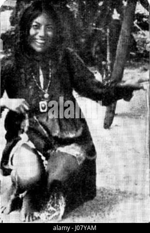 Moça Chamacoco preparando fibras de caraguatá para tecer Stock Photo ...