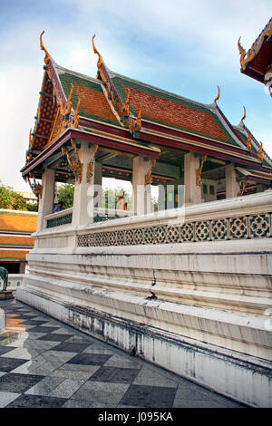 the architecture of the Wat Pathum Wanaram in the city of Bangkok in ...