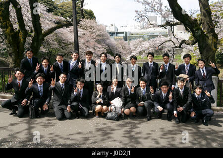 New students at the University of Tokyo pose for commemorative photos ...
