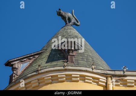 Cat statue on the turret of the Cat House, Riga, Latvia Stock Photo - Alamy