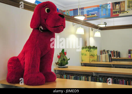 CLIFFORD THE BIG RED DOG, US poster, center: Clifford, 2021 ...