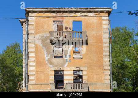 Abandoned building - broken tenement apartment house in daylight Stock Photo - Alamy