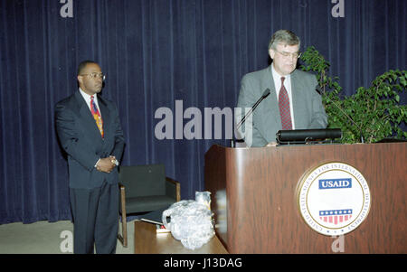 man accepting award speaking at podium Stock Photo - Alamy