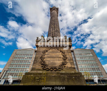 Statue of Slavery Abolitionist William Wilberforce and Hull College in ...