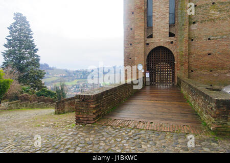 The Rocca Viscontea (Visconti castle) in Castell'Arquato, Emilia ...