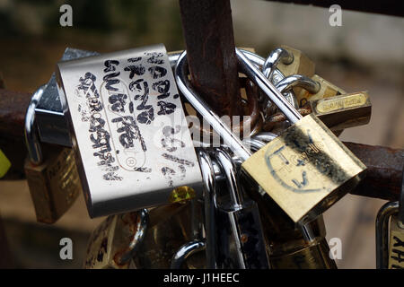 Love Locks (Padlocks) ponte vecchio florence Stock Photo - Alamy