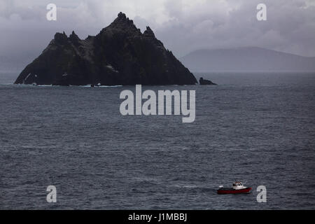 Fishing boat L'oursin with the Skelligs in background Stock Photo - Alamy
