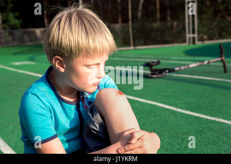 Boy child with bleeding knee wound Stock Photo - Alamy