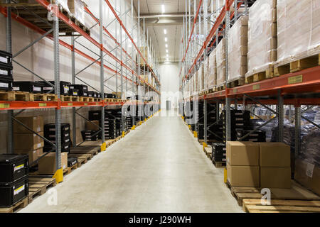 cargo boxes storing at warehouse shelves Stock Photo - Alamy