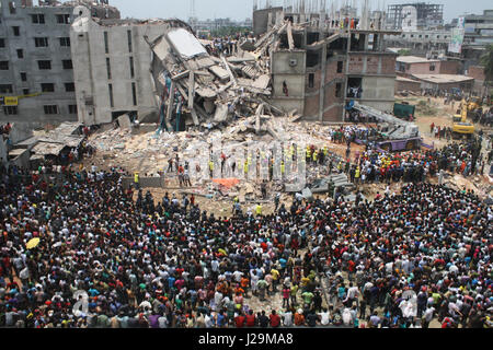 Savar, Dhaka, Bangladesh. April 24, 2013. TOP SHOT: An eight-story ...