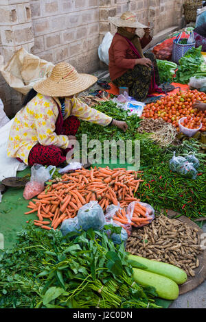 Myanmar. Shan State. Aung Pan market Stock Photo - Alamy