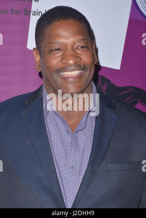 Former Las Vegas Raiders player Steve Wisniewski announces a pick ...