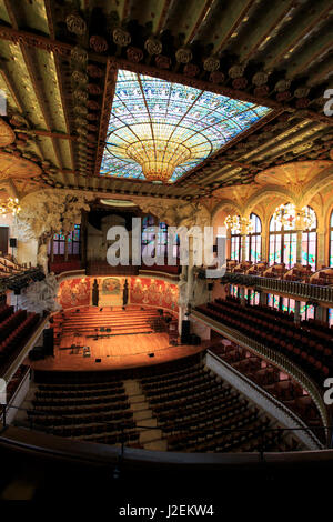 The stunning interior of the Liceu Opera House in Barcelona, Spain ...