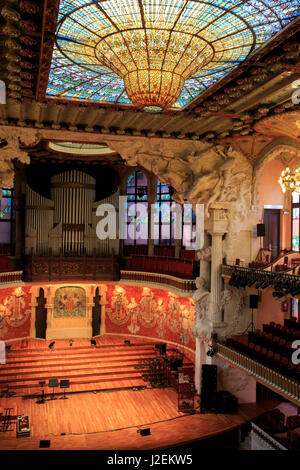 The stunning interior of the Liceu Opera House in Barcelona, Spain ...