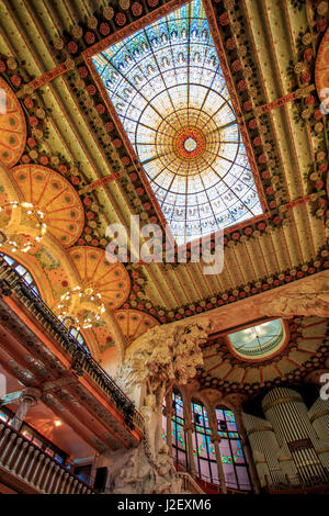 The stunning interior of the Liceu Opera House in Barcelona, Spain ...
