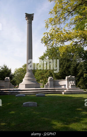 Tomb in Graceland Cemetery in Uptown neighborhood in Chicago, Northside ...