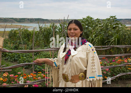 Mandan, Arikara and Hidatsa women tended to the crops in gardens and ...