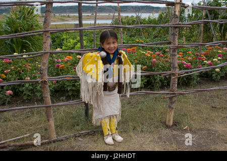 Mandan, Arikara and Hidatsa women tended to the crops in gardens and ...