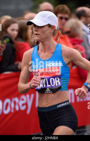 Kellyn Taylor of the USA taking part in the 2017 London Marathon Stock ...