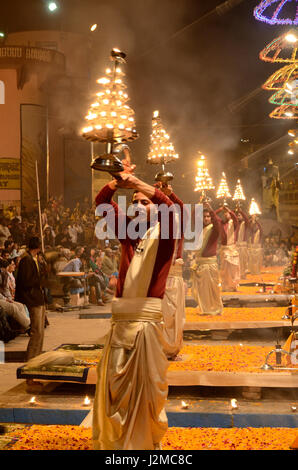 Hindu priests performs the Ganga Aarti ritual in Varanasi Stock Photo ...