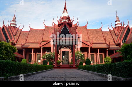 Beautiful Khmer architecture of Phnom Penh Royal Palace Throne Hall ...