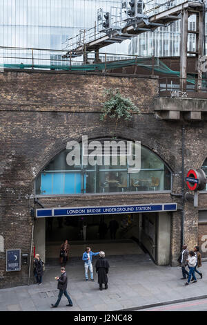 London Bridge Underground Station Northern Line London Stock Photo - Alamy