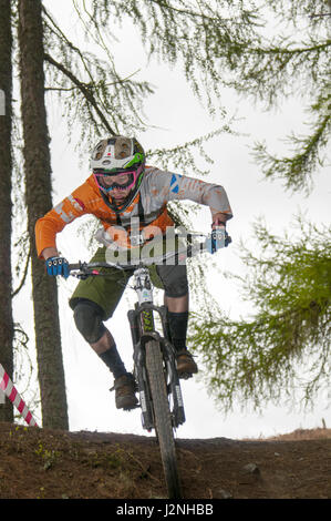 Dunkeld, Perthshire, Scotland, UK. 29th April 2017. Mountain bike ...